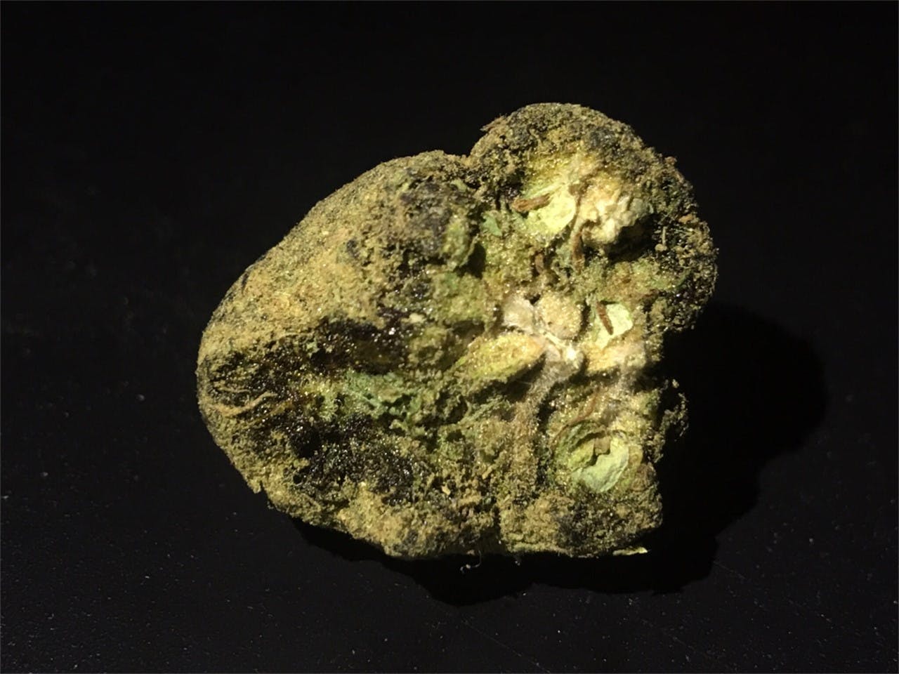 Photos of Blue Moon Rocks Weed Strain Buds | Leafly